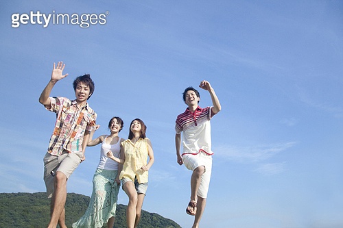 Men and women running with a smile 이미지 (jv12318931) - 게티이미지뱅크