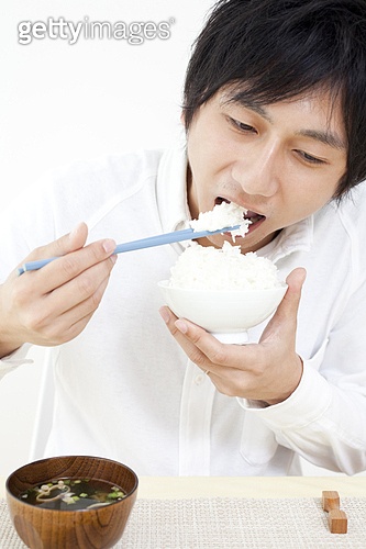 Man eating white rice 이미지 (jv12319782) - 게티이미지뱅크