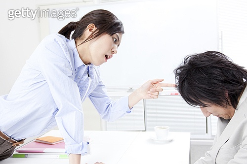Female boss scolding his subordinates 이미지 (jv12321479) - 게티이미지뱅크