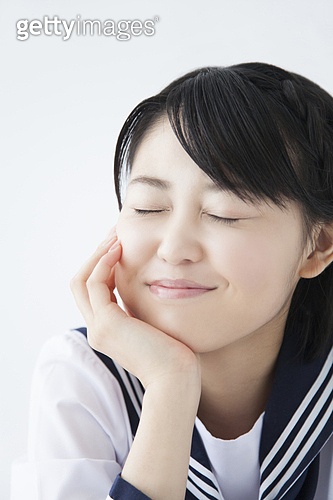 Junior high school girls wearing cheeks 이미지 (jv12327755) - 게티이미지뱅크