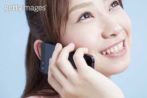 Woman calling with a smile 이미지 (jv12332359) - 게티이미지뱅크