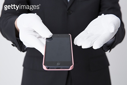 Front desk staff handing over things left behind 이미지 (jv12338561) - 게티이미지뱅크