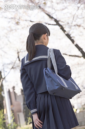 Rear view of junior high school girls 이미지 (jv12351221) - 게티이미지뱅크