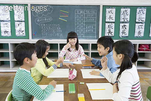 Elementary school students doing group learning 이미지 (jv12365161) - 게티이미지뱅크