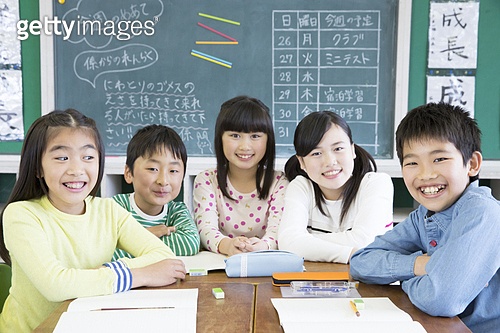 Elementary school students doing group learning 이미지 (jv12365180) - 게티이미지뱅크