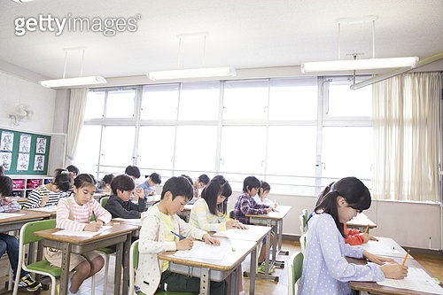 Elementary school students to test 이미지 (jv12365499) - 게티이미지뱅크