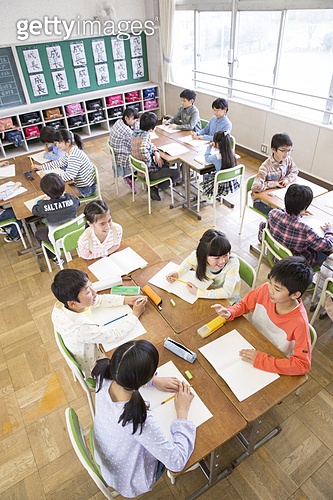 Elementary school students doing group learning 이미지 (jv12365538) - 게티이미지뱅크
