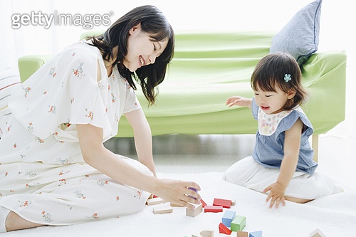 Parents and children playing with blocks 이미지 (jv12371113) - 게티이미지뱅크