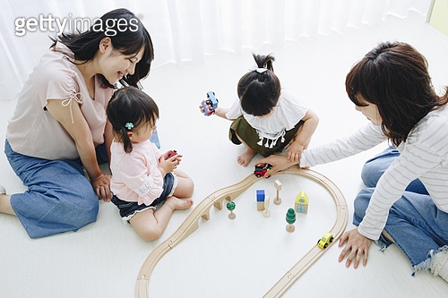 Parents and children playing with blocks 이미지 (jv12371522) - 게티이미지뱅크