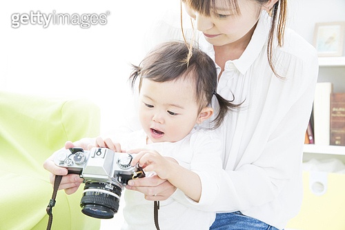 Parents and children playing with the camera 이미지 (jv12372013) - 게티이미지뱅크