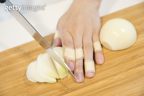 Women who are not good at cooking 이미지 (jv12374050) - 게티이미지뱅크