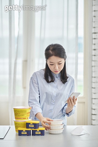 여성, 자가격리, 불안, 우울 (슬픔), 스마트폰, 감시 (컨셉) (jv12388709) - 게티이미지뱅크