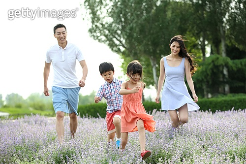 Happy families play in the suburbs (vs12403785) - 게티이미지뱅크