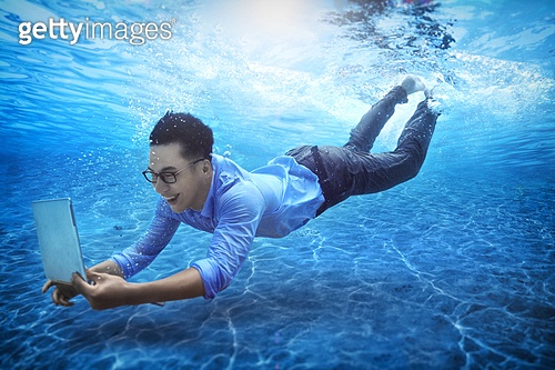 Business men use computers under water 이미지 (vs12405108) - 게티이미지뱅크