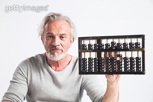 Older men with an abacus 이미지 (vs12434315) - 게티이미지뱅크