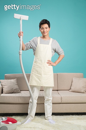 Young men doing housework 이미지 (vs12441361) - 게티이미지뱅크