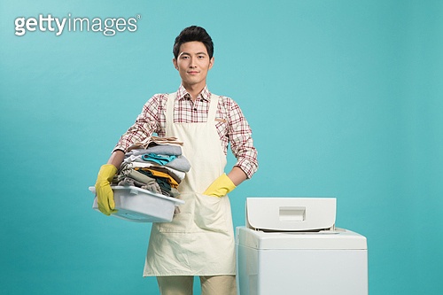 Young men doing housework 이미지 (vs12441403) - 게티이미지뱅크