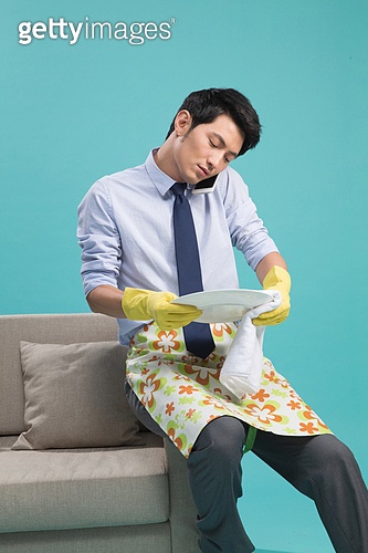 Young men doing housework 이미지 (vs12442089) - 게티이미지뱅크