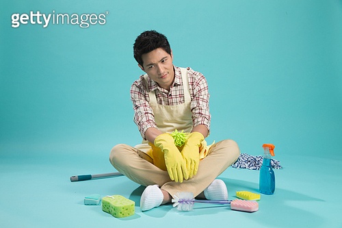 Young men doing housework 이미지 (vs12443182) - 게티이미지뱅크