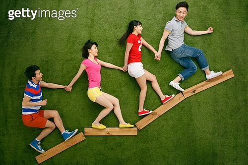 The climb up young men and women on the grass 이미지 (vs12451811) - 게티이미지뱅크