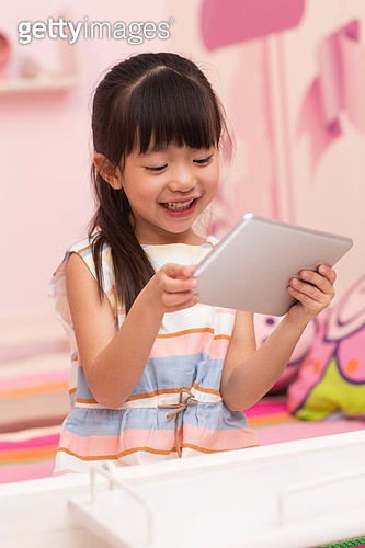The little girl in the use of the tablet 이미지 (vs12455610) - 게티이미지뱅크