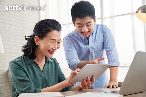 Old people learn to use computers (vs12460438) - 게티이미지뱅크