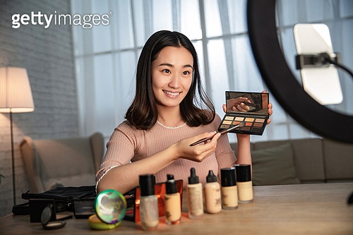 Young women live online makeup 이미지 (vs12461087) - 게티이미지뱅크