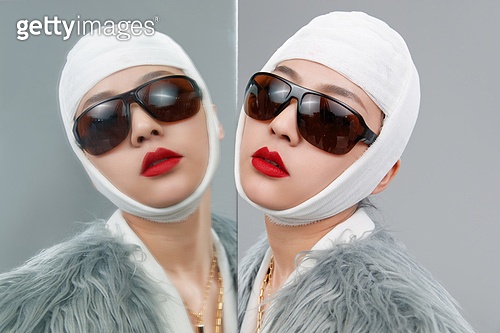 Beautiful women wearing sunglasses 이미지 (vs12474783) - 게티이미지뱅크