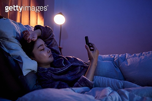 여성, 밤 (시간대), 잠, 불면증, 스마트폰 이미지 (jv12497698) - 게티이미지뱅크