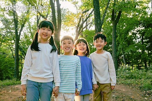숲, 자연, 어린이 (나이), 미소, 밝은표정, 환경보호 (환경), 손잡기 (홀딩) 이미지 (jv12498839) - 게티이미지뱅크