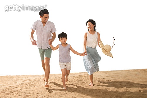 Happy family play on the beach 이미지 (vs12481585) - 게티이미지뱅크