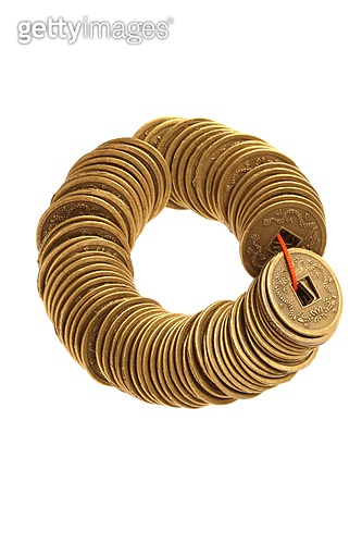 A string of copper coins 이미지 (vs12493747) - 게티이미지뱅크
