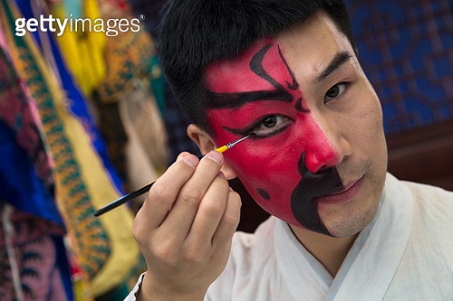 Male Peking Opera actor backstage makeup 이미지 (vs12495405) - 게티이미지뱅크