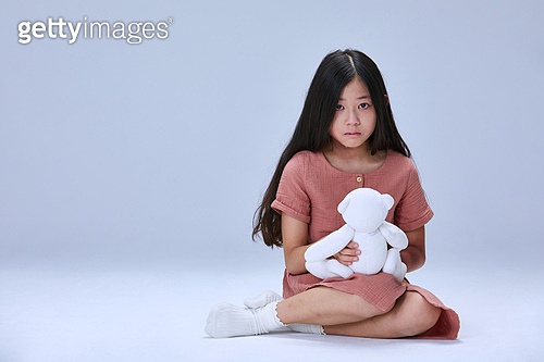 어린이 (나이), 소녀, 아동학대, 가정폭력, 슬픔, 절망, 절망 (슬픔) 이미지 (jv12559338) - 게티이미지뱅크