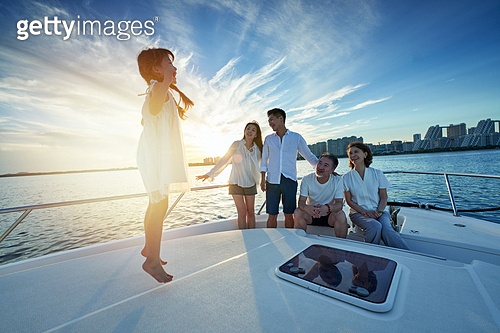 Happy family aboard a yacht out to sea (vs12581397) - 게티이미지뱅크