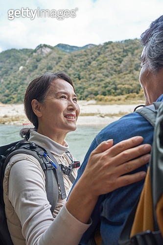 중년커플 커플 부부 인간관계 가족 중년 성인 하이킹 아웃도어 건강관리 백패커 여행하기 함께함 컨셉 믿음 컨셉 신뢰 컨셉 이미지