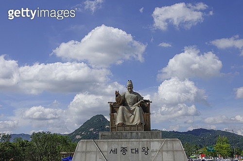 세종대왕, 동상, 북악산, 북한산, 하늘, 뭉게구름, 광화문광장, 종로구, 종로구, 서울 이미지 (a12633655) - 게티이미지뱅크