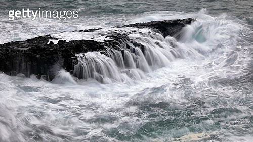 하이앵글, 장노출, 파도, 바다, 주상절리, 중문, 서귀포시, 제주도 (a12636104) - 게티이미지뱅크