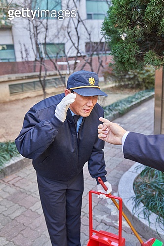 대한민국, 시설관리인 (직업), 보안요원 (안전요원), 중년 (성인), 갑질 (괴롭힘) 이미지 (jv12645820) - 게티이미지뱅크