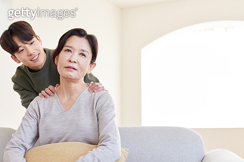 50대 중년 여성 20대 청년 남성 엄마 아들 우울 스트레스 이미지 Jv12680986 게티이미지뱅크