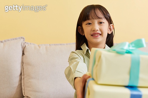 어린이 (나이), 어린이날 (홀리데이), 선물상자, 건네주기, 어버이날 (홀리데이), 소녀 (여성) 이미지 (jv12692505 ...