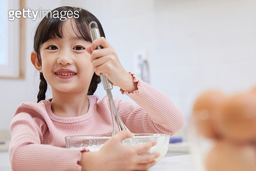 어린이 (나이), 가정주방 (주방), 요리하기 (음식준비), 소녀 (여성), 밀가루, 미소 이미지 (jv12693989 ...