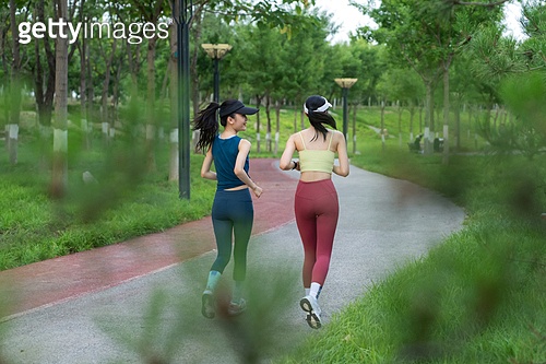 Female college students running on campus 이미지 (vs12712628) - 게티이미지뱅크