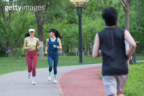 college students running on campus 이미지 (vs12712678) - 게티이미지뱅크