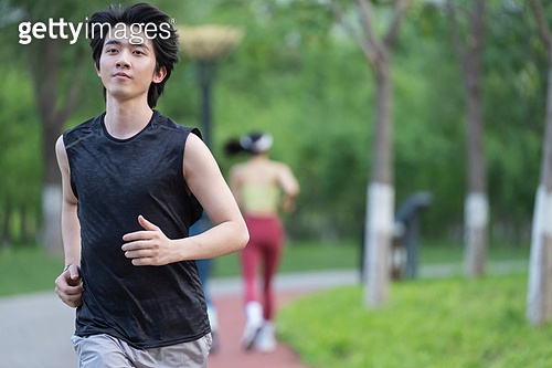 college students running on campus 이미지 (vs12713294) - 게티이미지뱅크