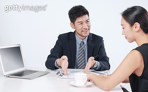 Financial adviser and young woman to talk 이미지 (vs12714148) - 게티이미지뱅크