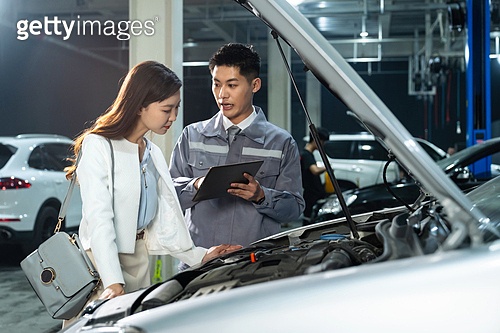 Car maintenance staff and customer communication 이미지 (vs12717942) - 게티이미지뱅크