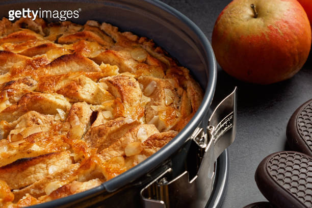 Homemade apple pie in a springform pan. 이미지 (1353408617) - 게티이미지뱅크