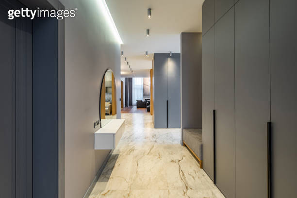 Modern interior of luxury private house. Grey tones. Entrance hall. 이미지 ...