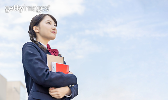 Asian female high school student looking up to sky. 이미지 (1311211518 ...